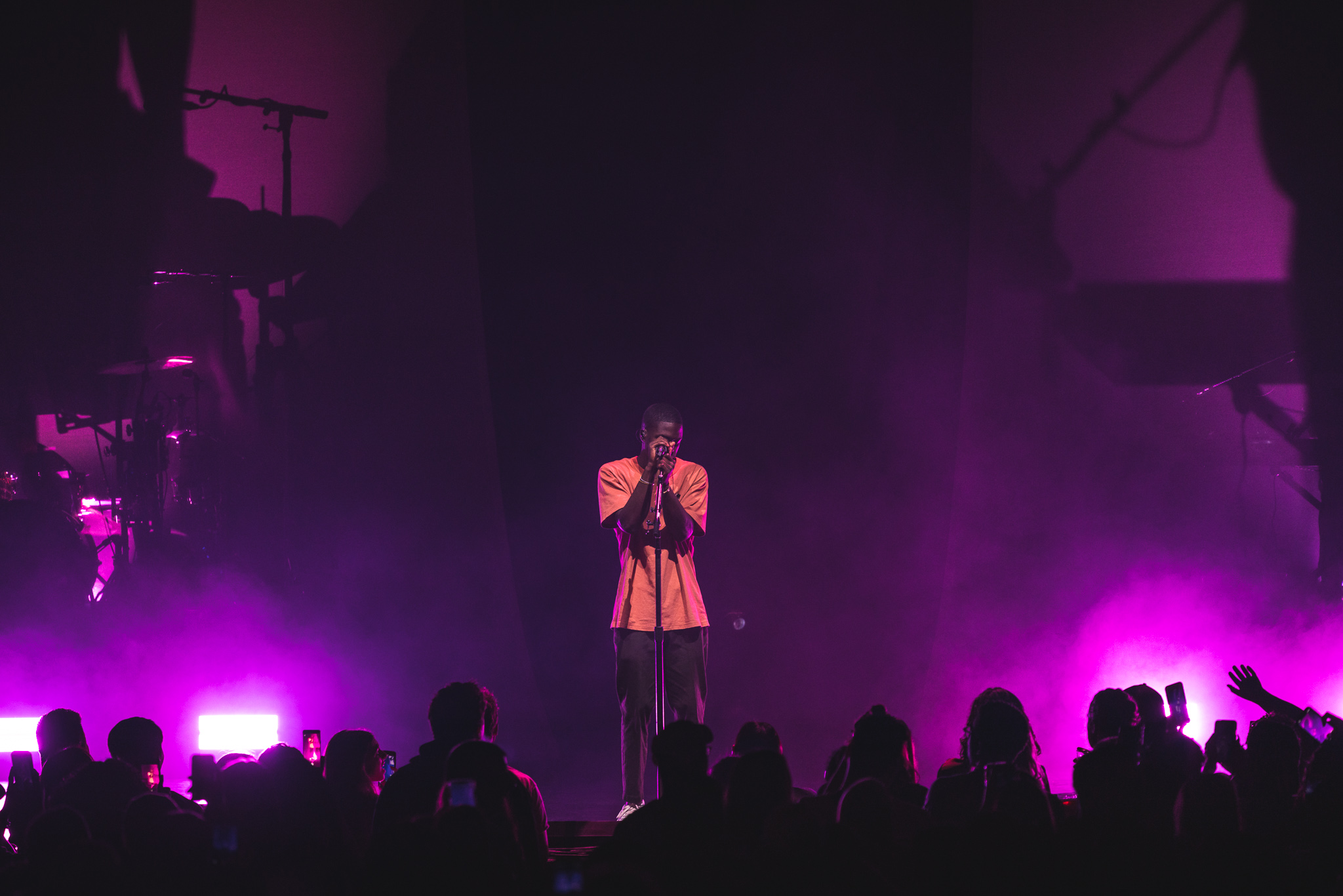 POD Photos: Daniel Caesar at the Chicago Theatre (8/12) - Pursuit Of ...