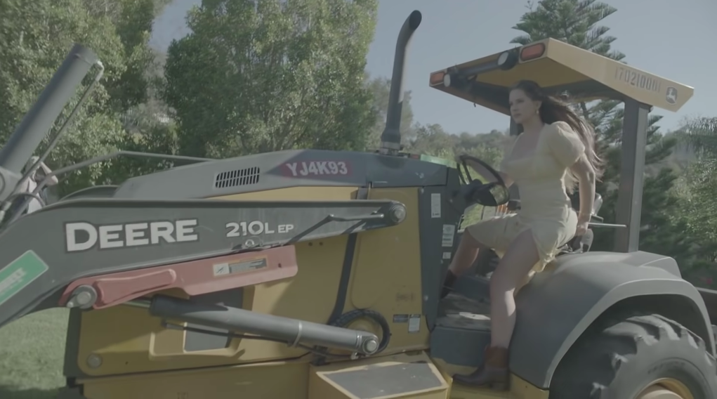 Video: Lana Del Rey - "Blue Banisters" - Pursuit Of Dopeness
